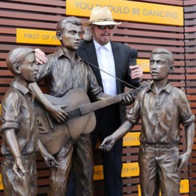 Bee Gee Barry Gibb unveils statue in Redcliffe - BBC News
