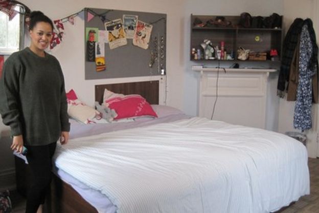 Students' rooms: 1890s v 2010s - BBC News