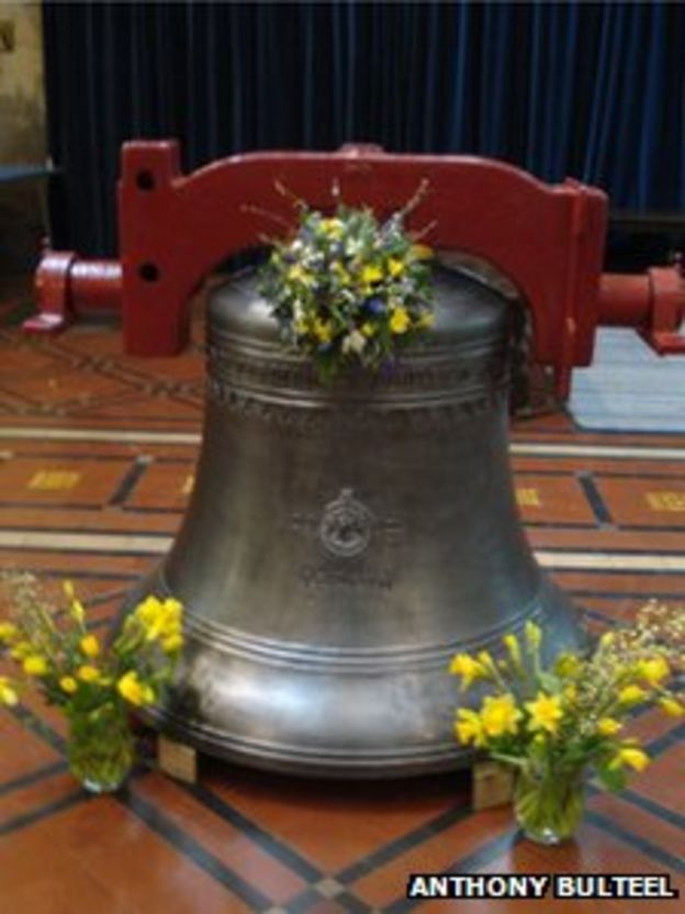 Bristol church's 'clunking' bell replacement delivered - BBC News