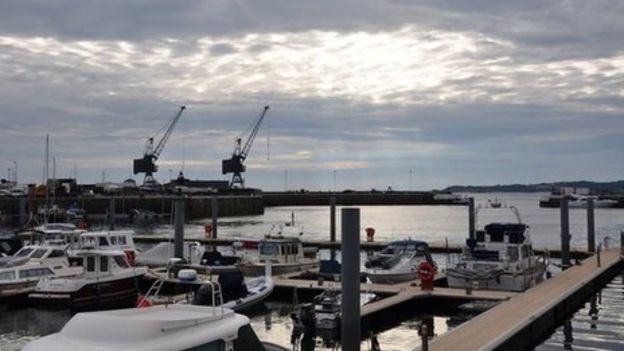 Deep-water berth plans for Guernsey 'essential' - BBC News