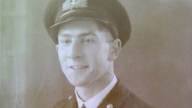 March Falklands soldier Stewart McLaughlin's bravery - BBC News