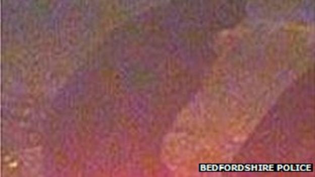 Dunstable knifepoint sex attack: CCTV of suspect released - BBC News
