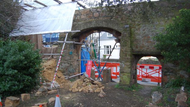 Flood defence for National Trust of Guernsey properties - BBC News