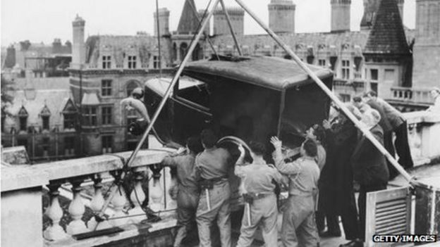 Cambridge University Austin Seven roof stunt recreated - BBC News