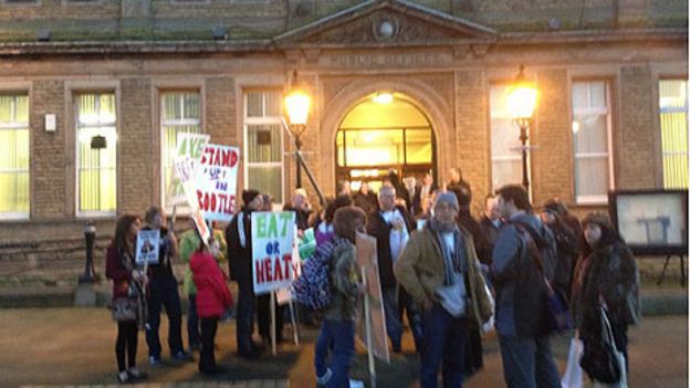 Play 'daisy chains' instead, says council parks cut report - BBC News