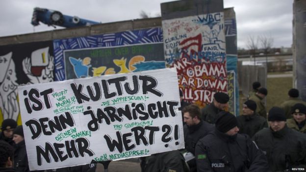 In pictures: Berlin Wall protest - BBC News