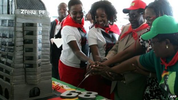 Zimbabwe's Mugabe holds lavish 89th birthday party - BBC News
