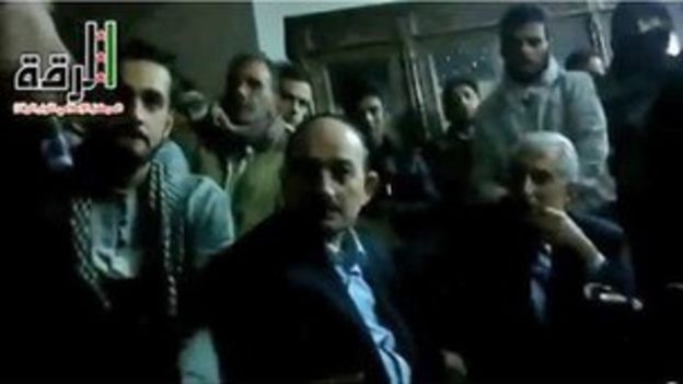 Syria crisis: Warplanes 'bomb Raqqa after rebel gains' - BBC News