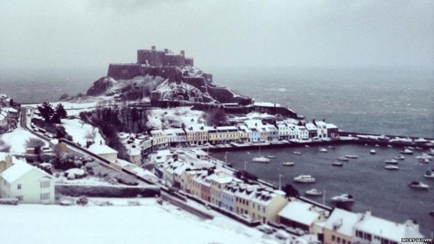 In pictures: Jersey gets more than 5.5 inches (14cm) of snowfall - BBC News