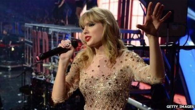 Fan mail sent to Taylor Swift found in a recycling bin - BBC News