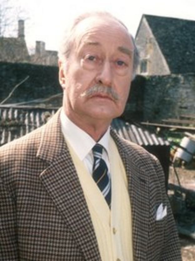 Obituary: Frank Thornton - BBC News