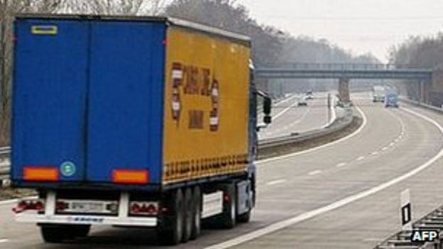 Runaway lorry travels 10km on German motorway - BBC News