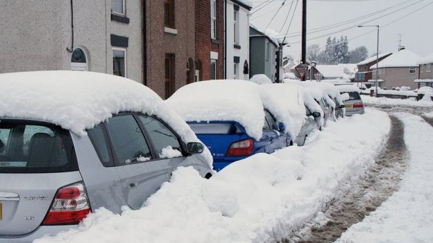 In pictures: Heavy snow hits north Wales - BBC News