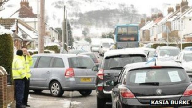 Parents protest over Luton council's faith school bus cuts - BBC News