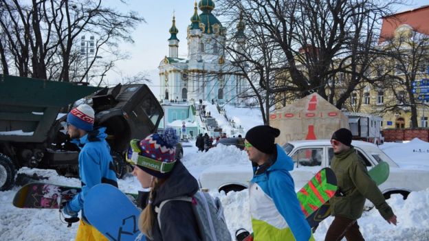 In pictures: Kiev buried in snow - BBC News