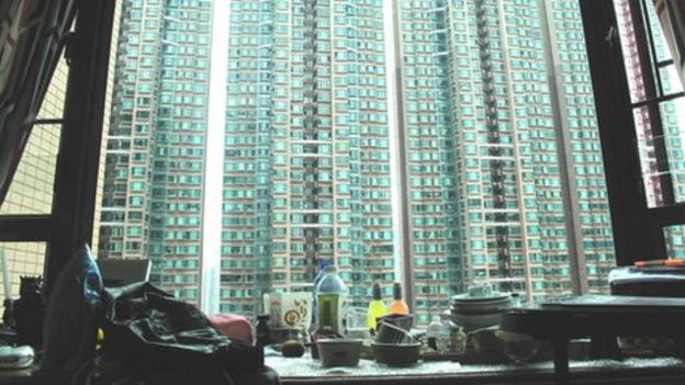 Hong Kong copes with tight living spaces - BBC News