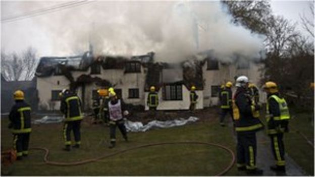 Andover thatched cottage destroyed by fire - BBC News