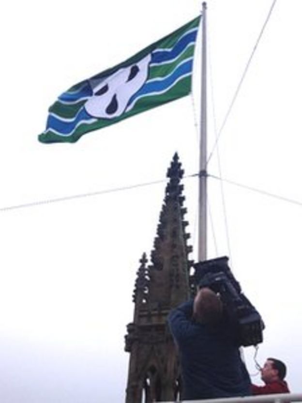 New Worcestershire county flag flown at cathedral - BBC News