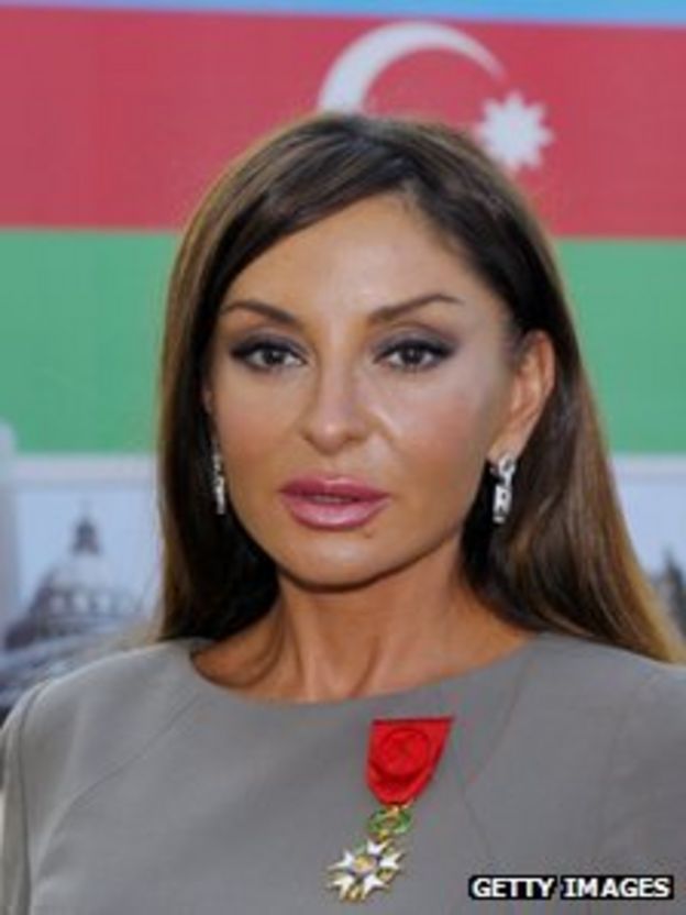 Putins' divorce throws spotlight on 'first lady' role - BBC News
