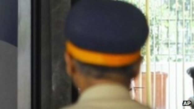India policemen suspended for 'taking bribes' in Mumbai - BBC News