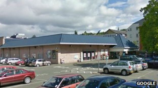 Crieff man reunited with £2,500 left in shopping basket - BBC News
