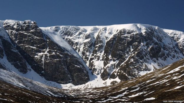 Avalanche forecasters capture conditions on Scotland's peaks - BBC News