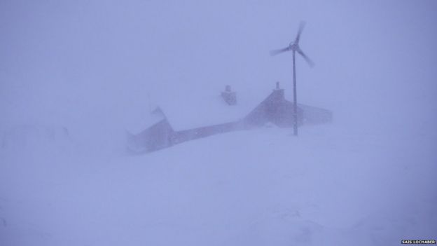 Avalanche forecasters capture conditions on Scotland's peaks - BBC News