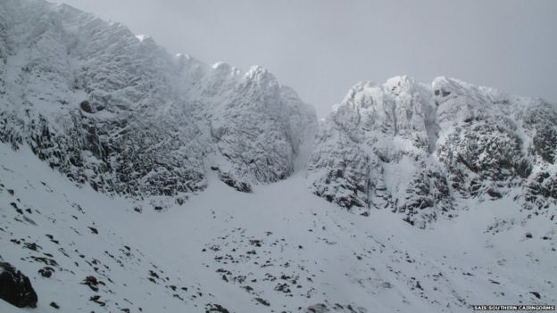 Avalanche forecasters capture conditions on Scotland's peaks - BBC News