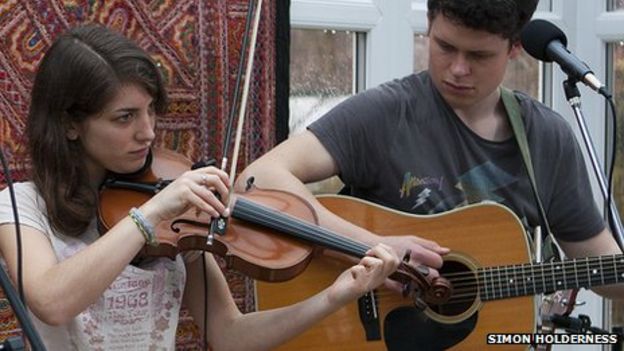 House concerts bring magical music into front rooms - BBC News