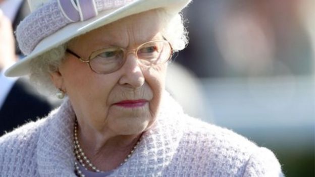 David Bailey's portrait of Queen to mark birthday - BBC News
