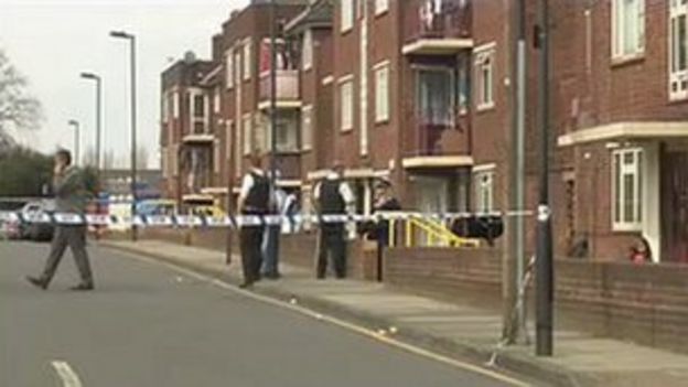 Teenagers stabbed in Tottenham fight - BBC News