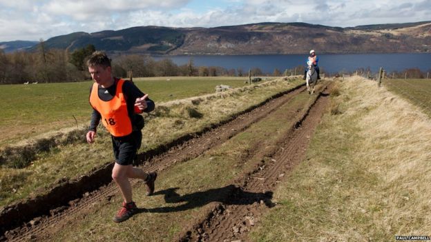 In pictures: Athletes versus horses race in Highlands - BBC News