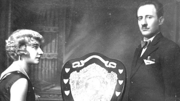 Tom Conti: My dad, sent to a prison camp for being Italian - BBC News