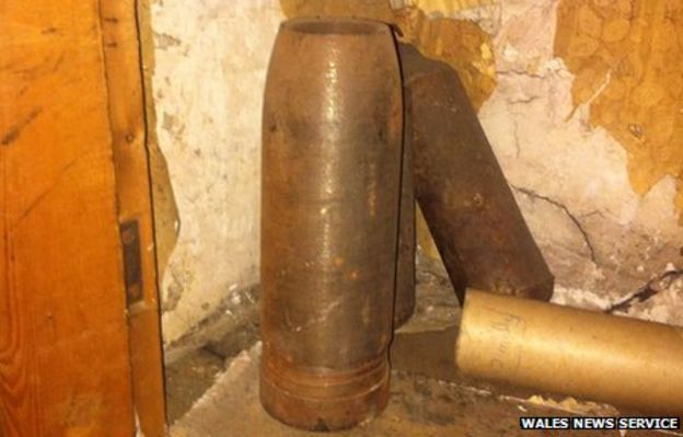 Unexploded bomb found in kitchen cupboard in Porthmadog - BBC News