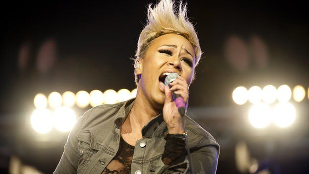 Emeli Sandé makes Official Albums Chart history - BBC Newsround