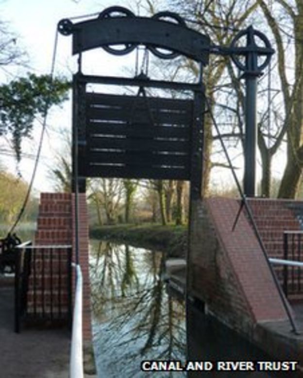 Kings Norton guillotine lock £200k restoration complete - BBC News