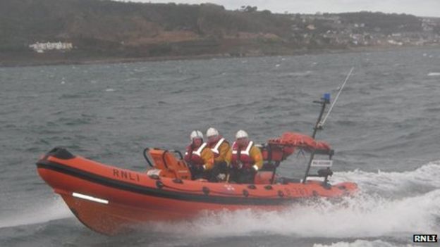 Sinking speed boat crew rescued - BBC News