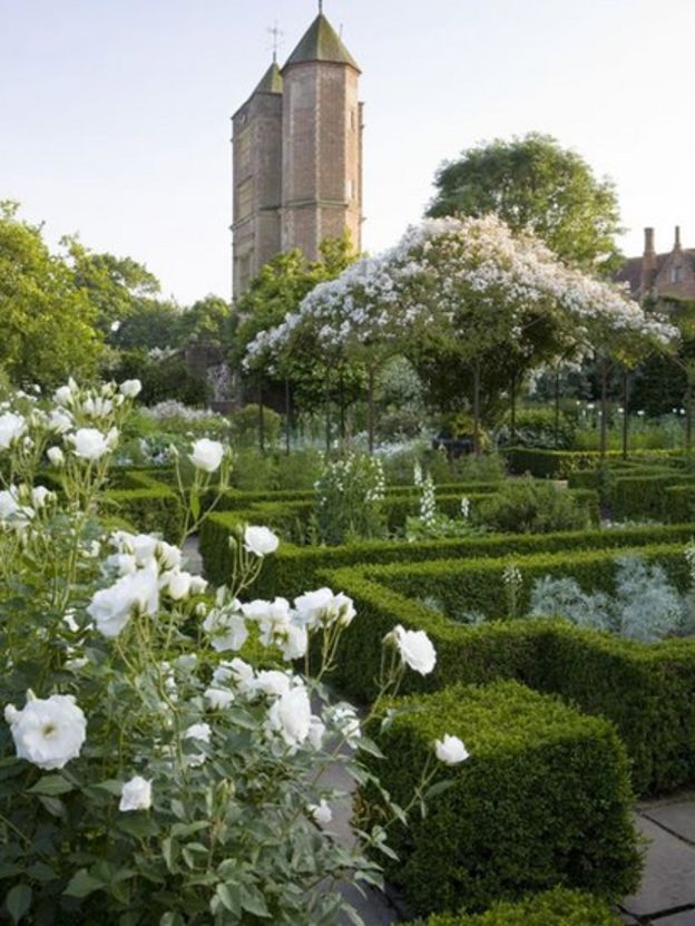 In pictures: The marriage that made Sissinghurst - BBC News