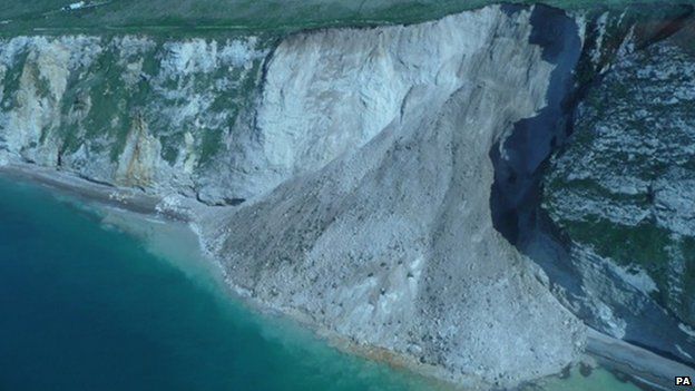 Massive landslide 'destroys' Dorset's Jurassic Coast - BBC Newsround