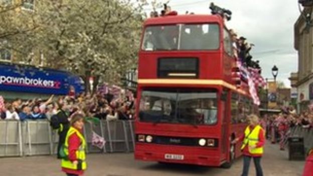 Rotherham United's promotion celebrated with bus tour - BBC News