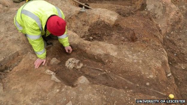 Richard III team makes second Leicester car park find - BBC News