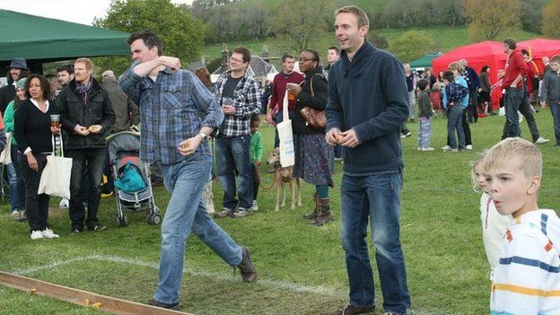 Competitors line up for Dorset biscuit-throwing contest - BBC Newsround