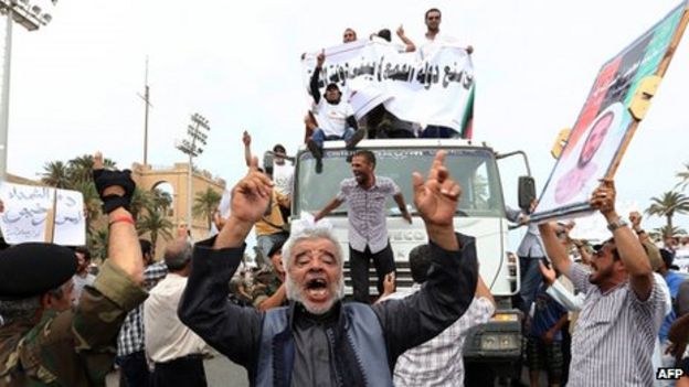 Libya parliament bans Gaddafi-era officials - BBC News