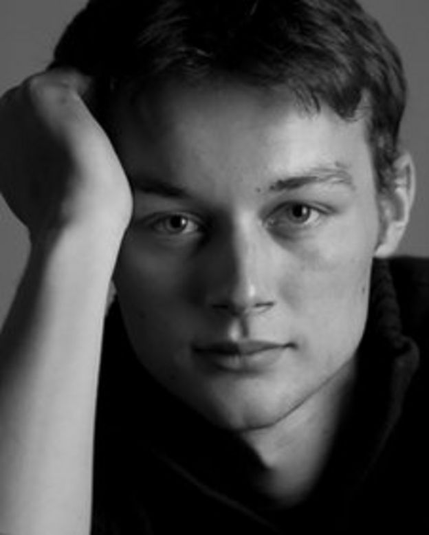 Royal Opera premieres 'darker' Hansel and Gretel ballet - BBC News