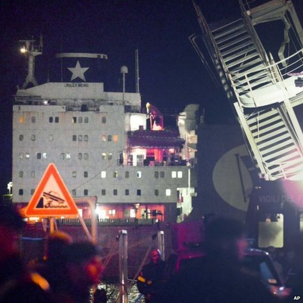 In pictures: Italy ship crash - BBC News