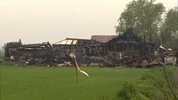 Out of control bonfire destroys Cambridgeshire home - BBC News