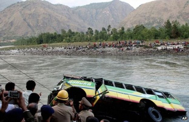 Bus crash in northern India leaves 39 dead - BBC News