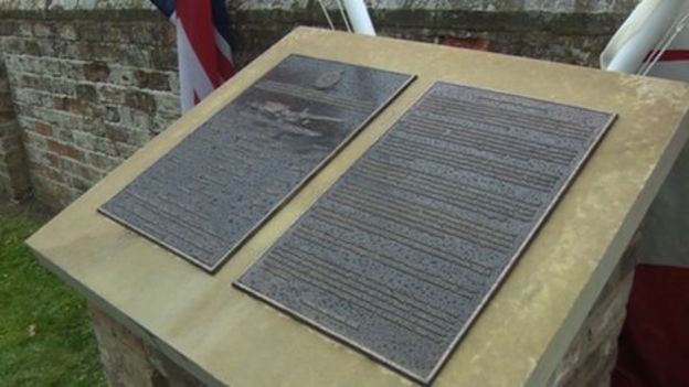 North Yorkshire village unveils memorial to bomber crew - BBC News