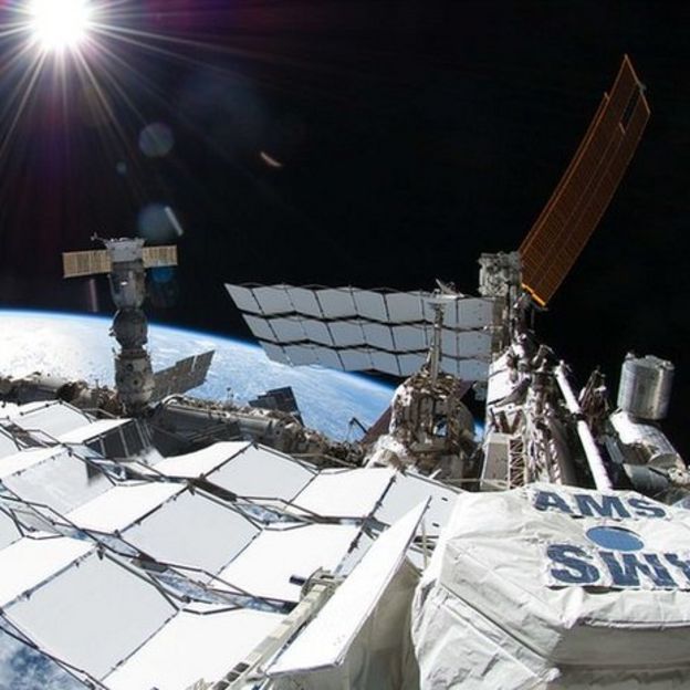 Chris Hadfield says Nasa's job is not to 'titillate' - BBC News