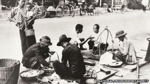 Why are there hawker centres in Singapore? - BBC News